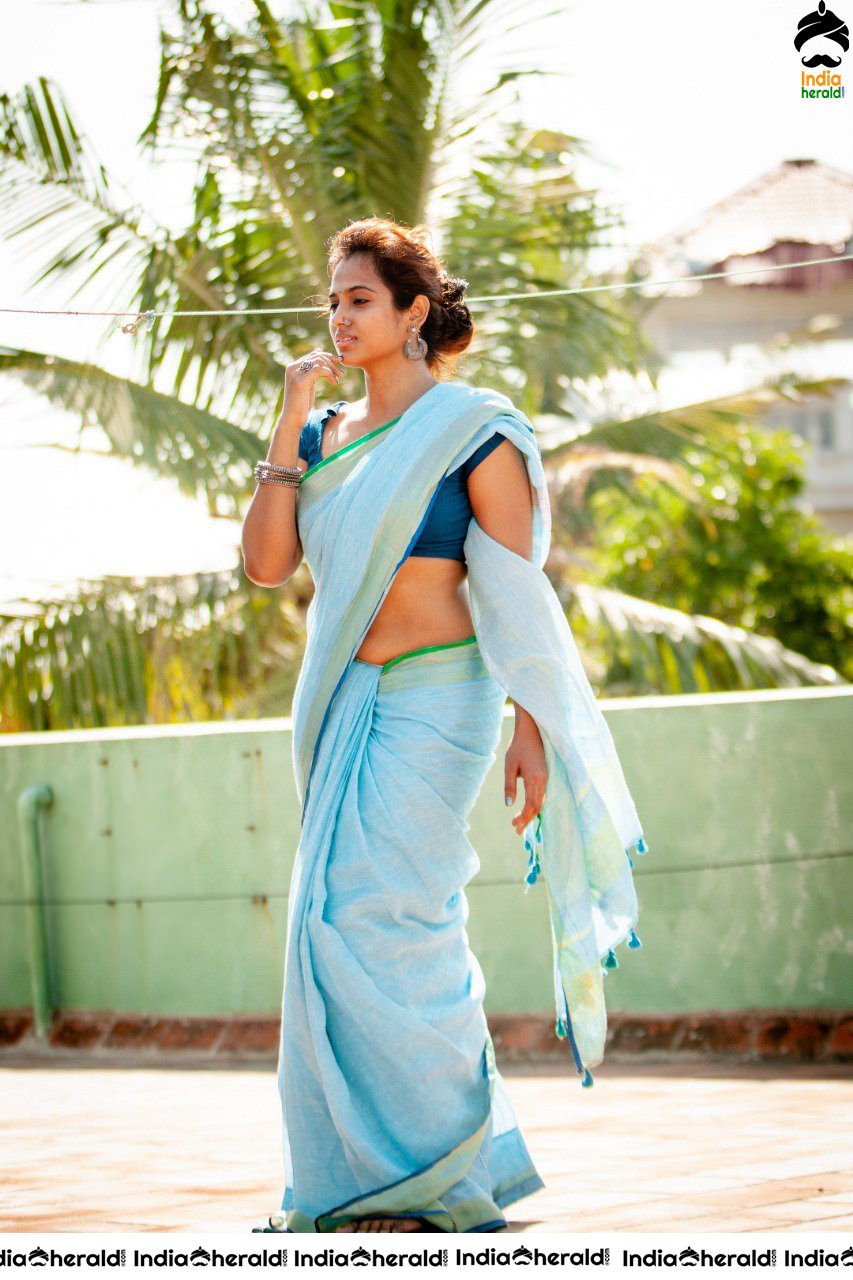 Ramya Pandian Hot Hip Show in Saree and Tempting Photos in