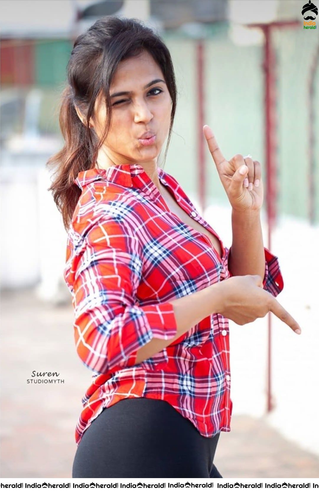 Ramya Pandian Hot Hip Show in Saree and Tempting Photos in