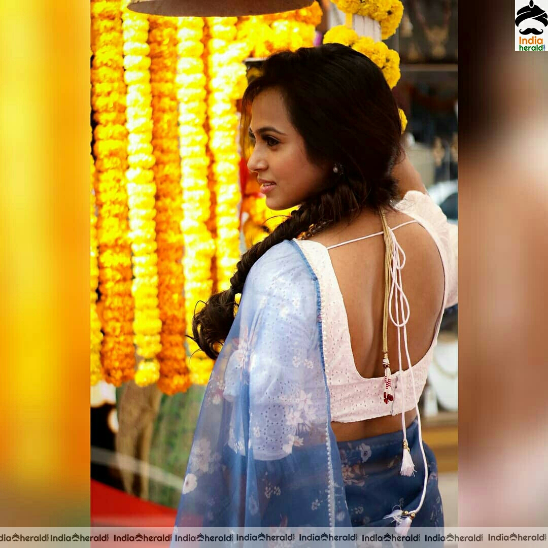 Ramya Pandian hot hip show in saree in these photos