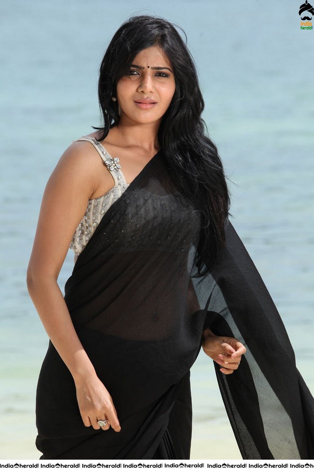 Samantha Showing Her Pierced Navel And Teasing Belly In Sar
