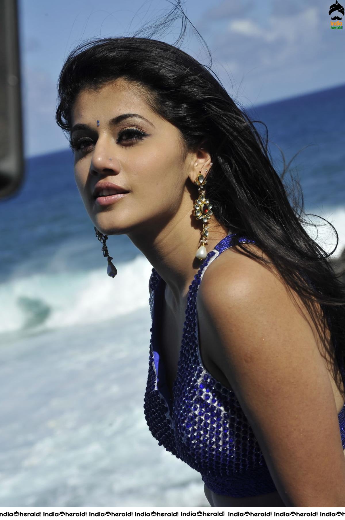 Taapsee Showing her Curvaceous Midriff and Milky Navel in S