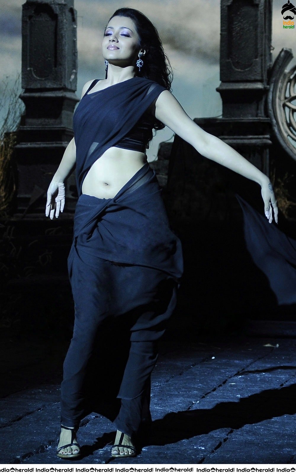 Trisha Hot Photos flaunting her Deep Navel in Saree and Sle