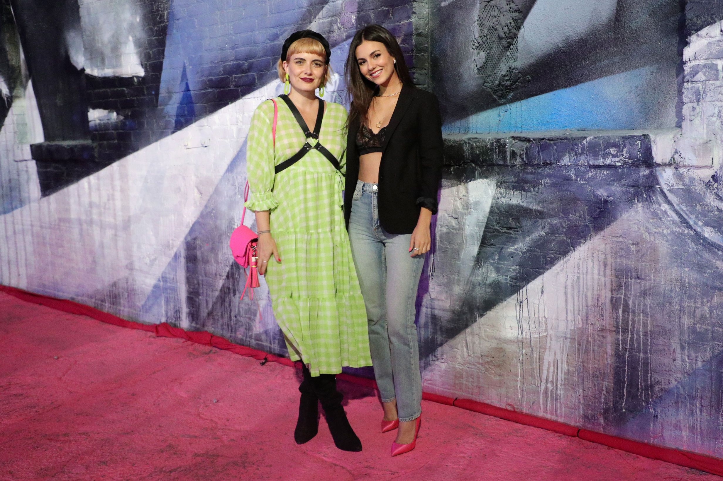Victoria Justice Spotted In Bra At The Pandora Street Of Lo