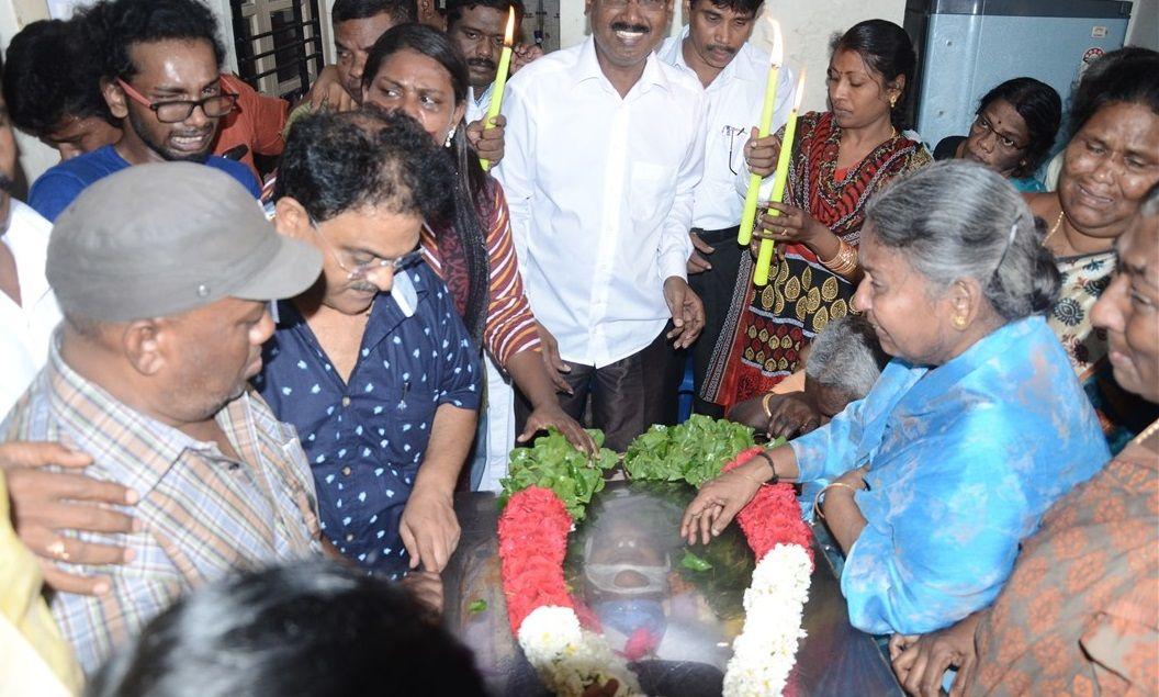 Celebrities pay homage to Actor Kumarimuthu Photos