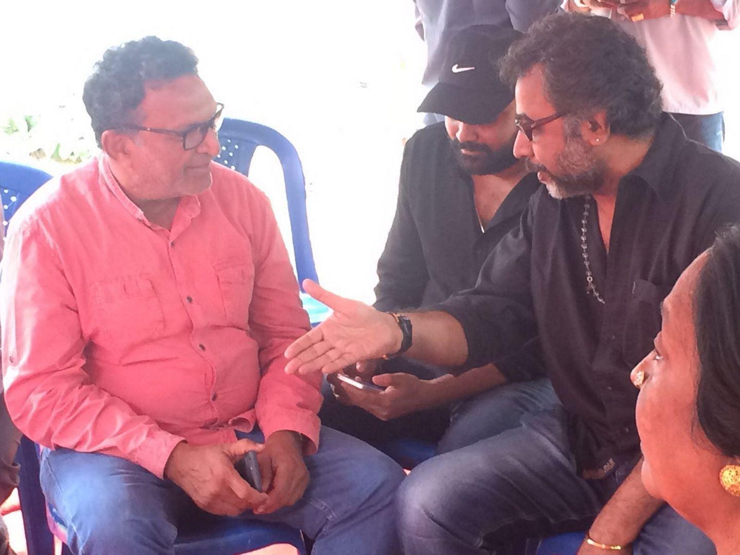 Celebrities pay homage to Actor Kumarimuthu Photos