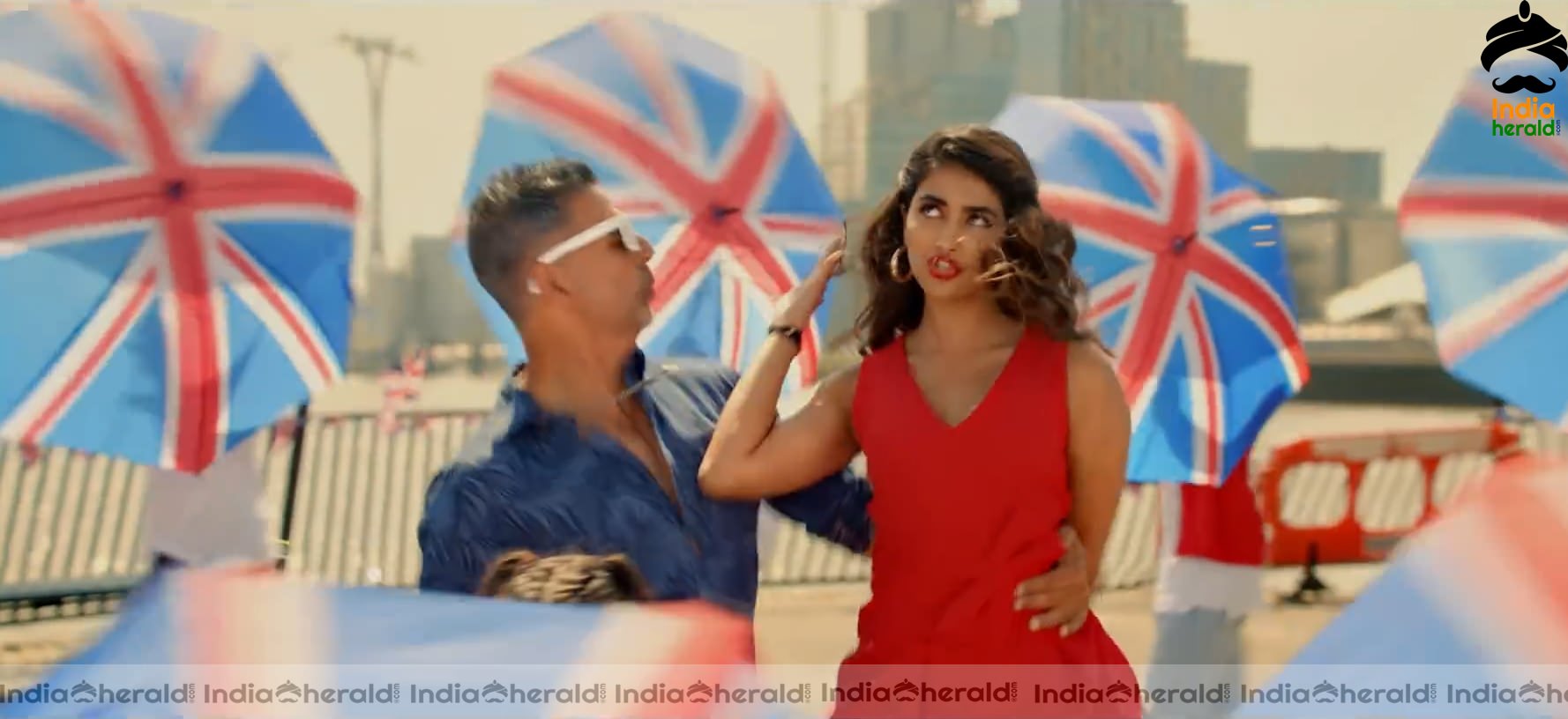 Ek Chumma Song Hot HD Stills Set 4