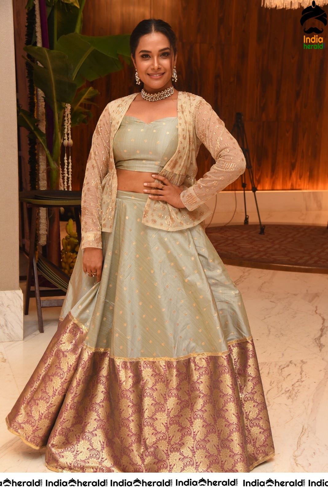 Hari Teja Sizzling Waistline Show at Prati Roju Panduga Eve