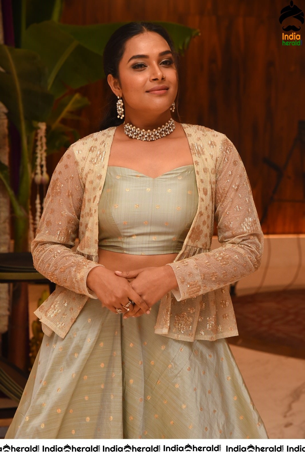 Hari Teja Sizzling Waistline Show at Prati Roju Panduga Eve