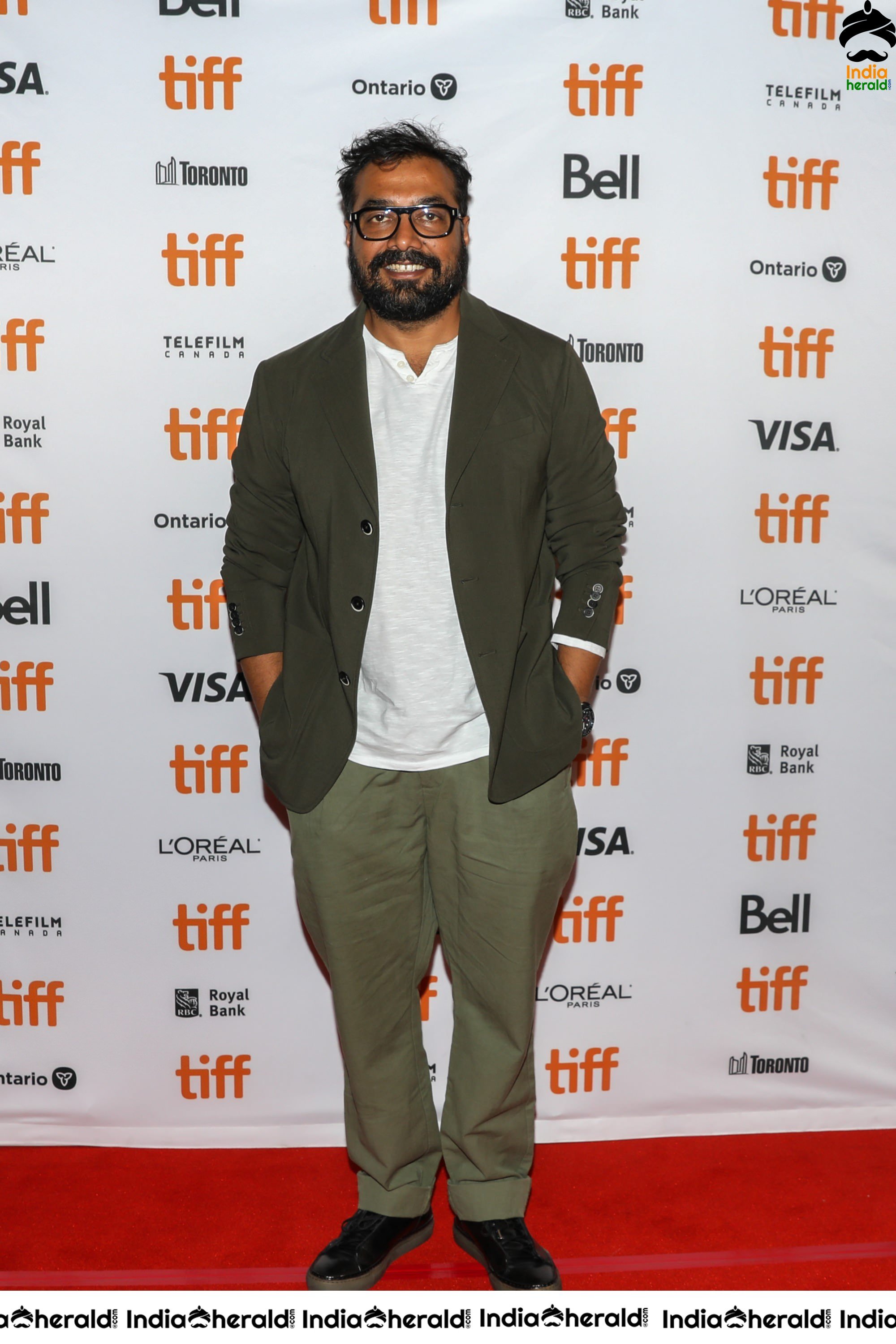 Photos From The World Premiere Of MOOTHON Set 2