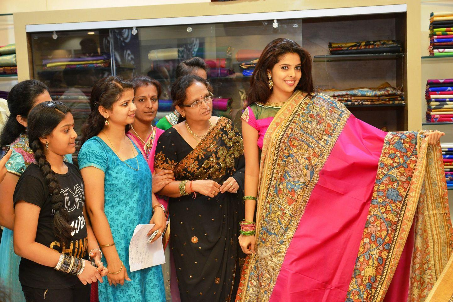 Shravya Launches Sri Avanthi Silks at Hyderabad Shravya Launches Sri Avanthi Silks at Hyderabad