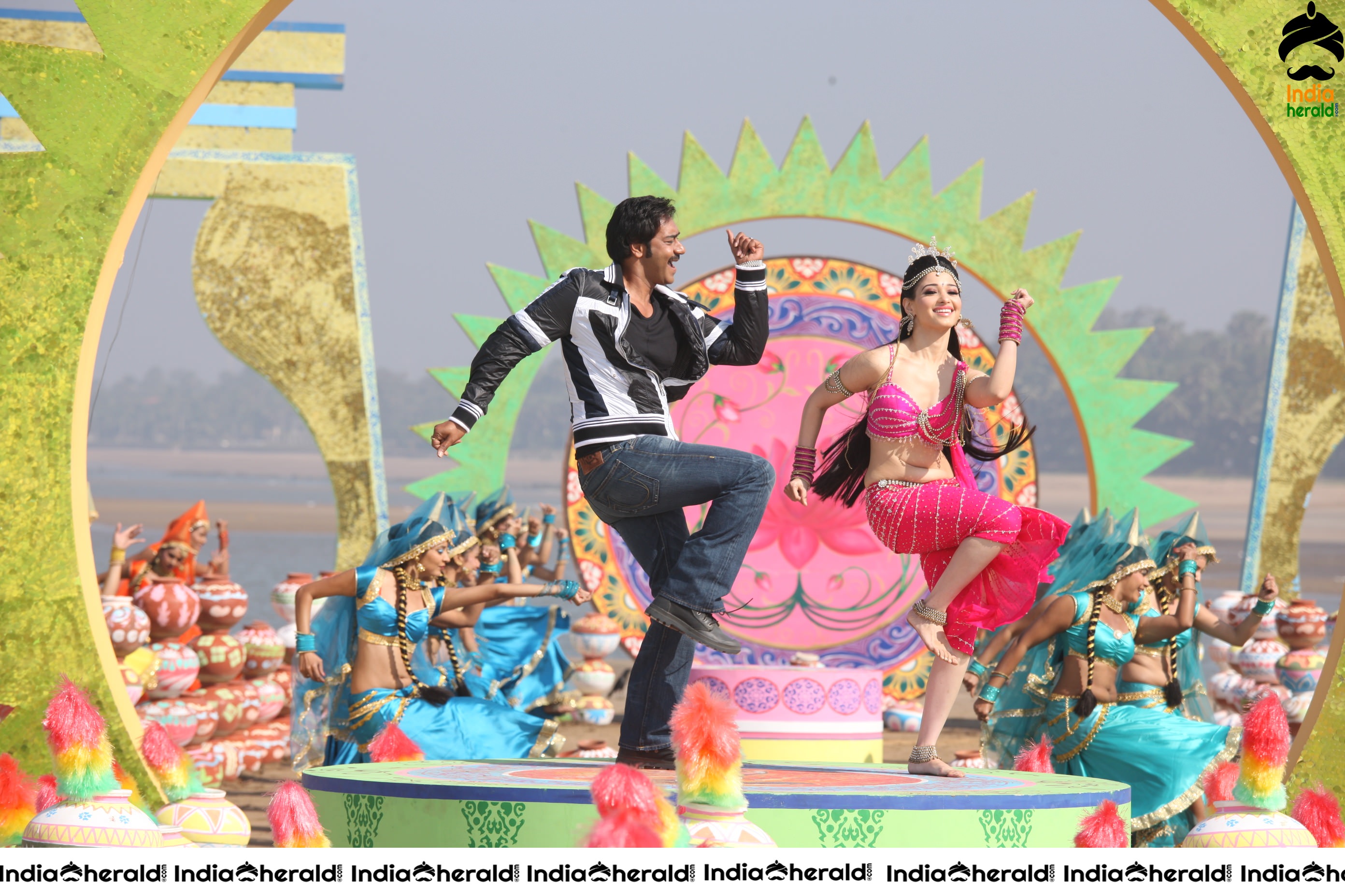 Tamanna Unseen Hot Photos exposing her Milky Waist and Nave