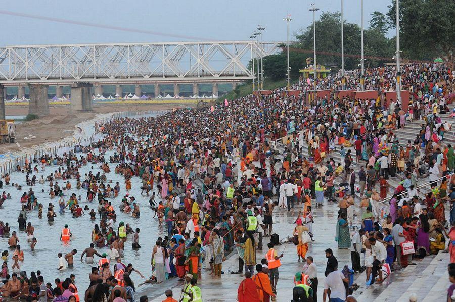 Last Day Of Krishna Pushkaralu Photos