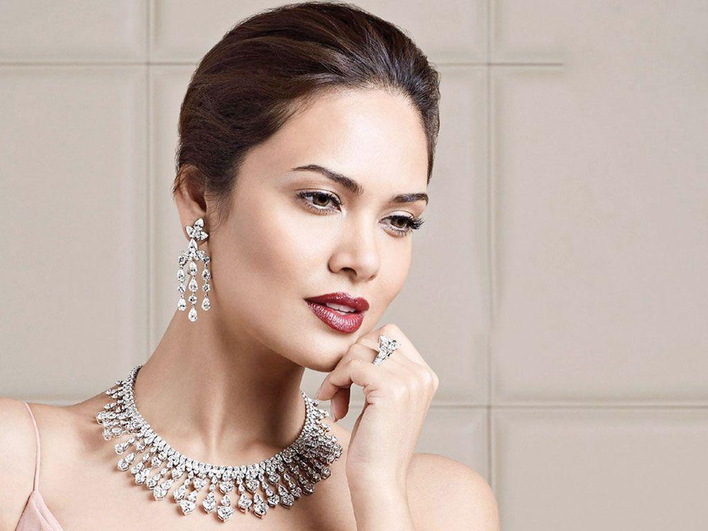 Beautiful Mumbai Actress Esha Gupta Smiling Close Up Hot