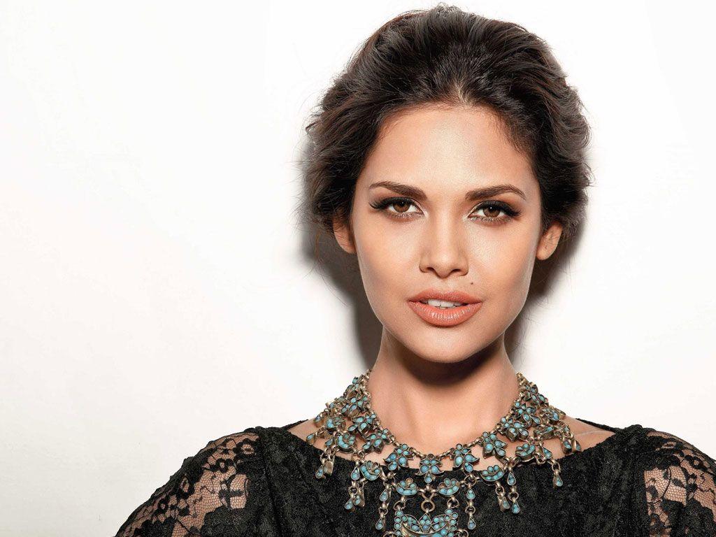 Beautiful Mumbai Actress Esha Gupta Smiling Close Up Hot