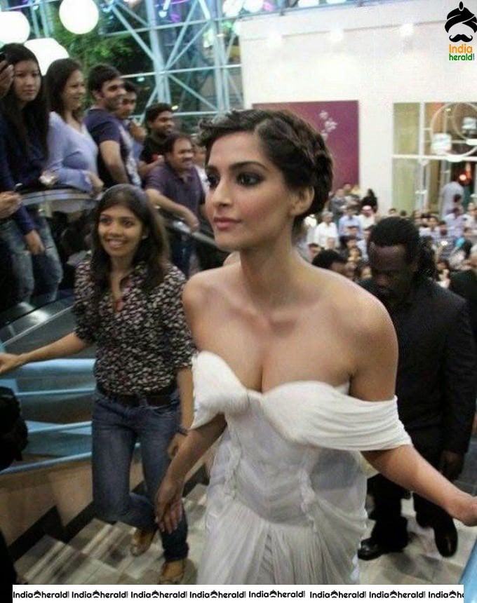 Bollywood Actresses Hot Oops Sizzling Moments Collection Se