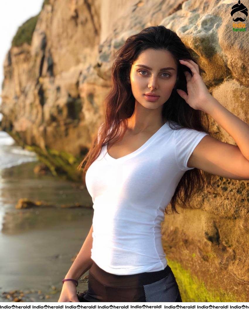 Iran Model Mahlagha Hot Bikini Photos flaunting her temptin