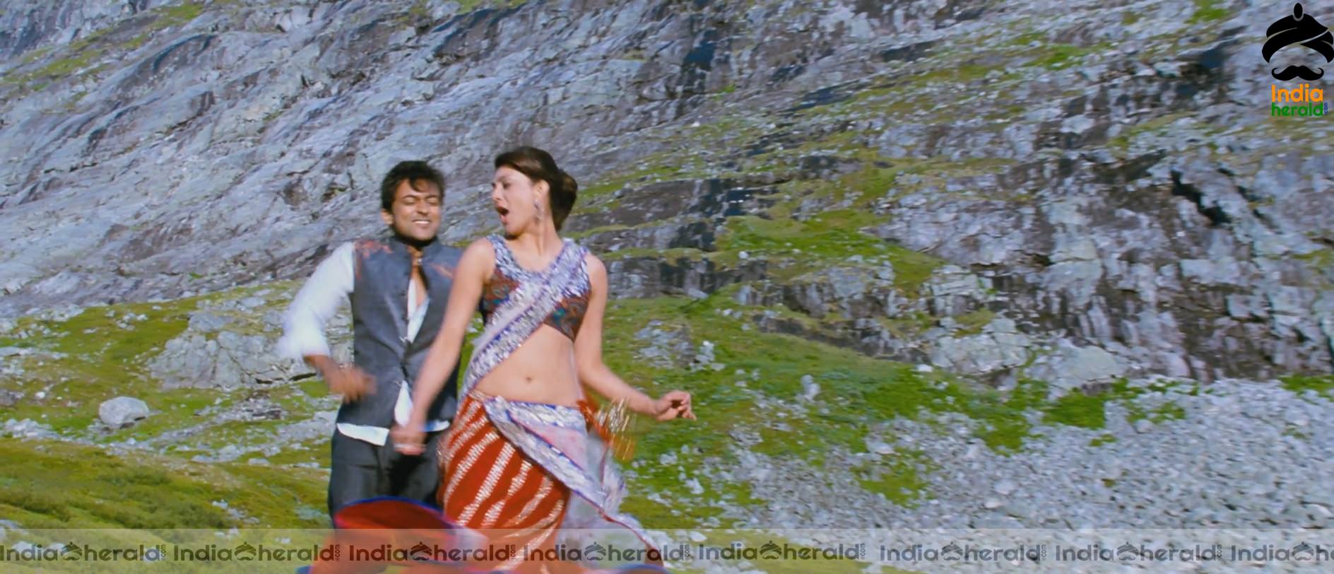Kajal Aggarwal Showing Her Hot Midriff and Cleavage in a Se