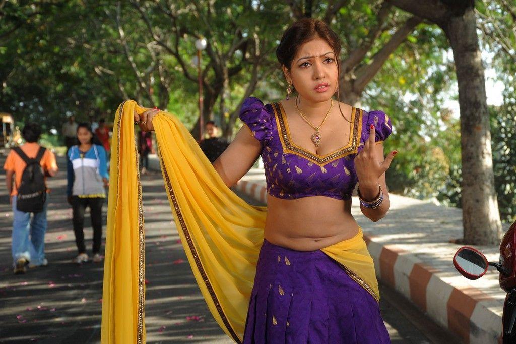 Komal Jha Navel Saree