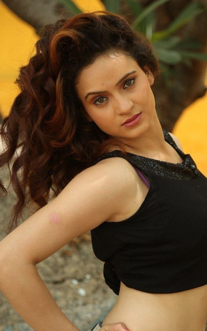 Reena Bhatia Hot Pics