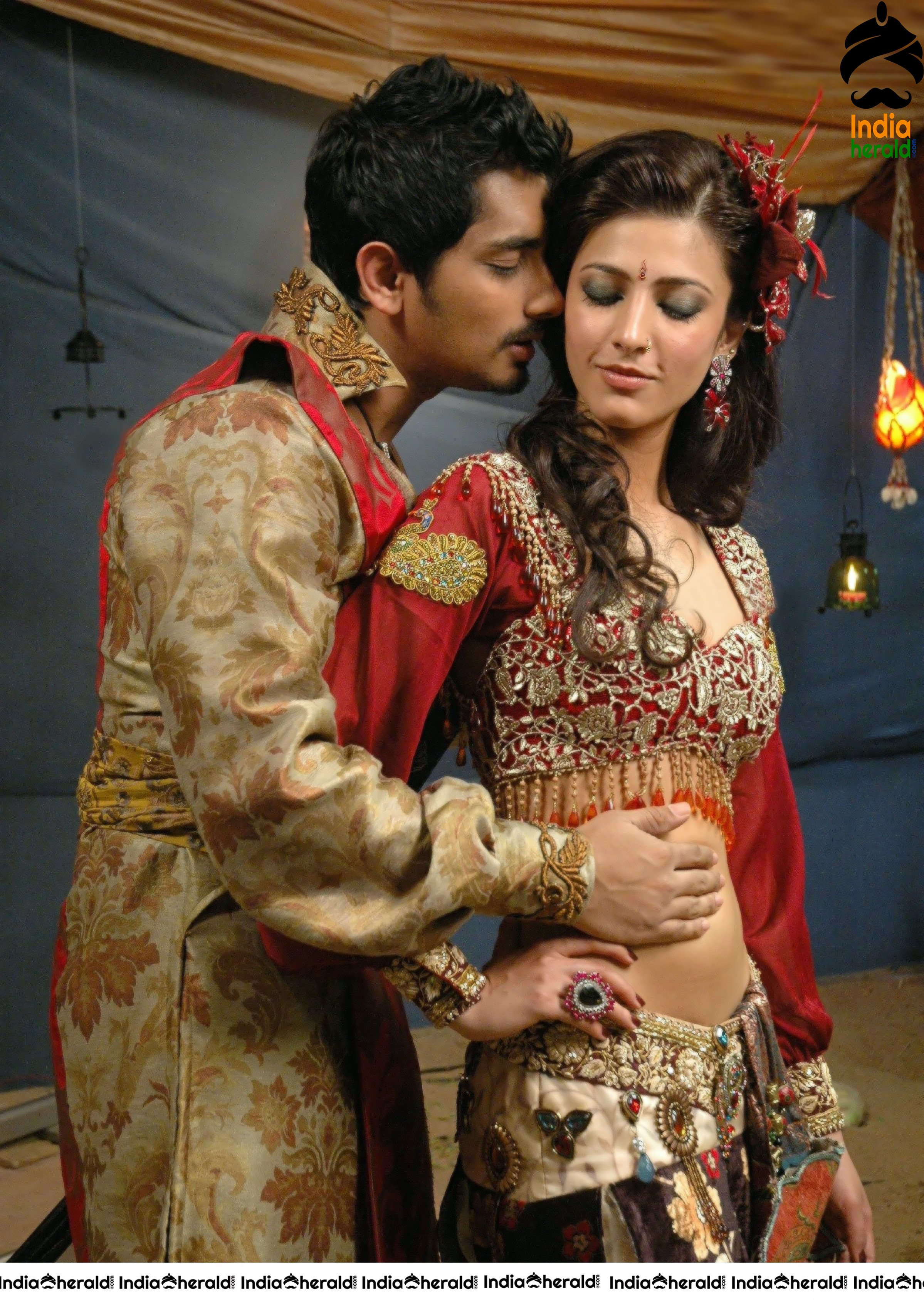 When Sid was rubbing Shruti Haasan Belly and Navel and Enjo