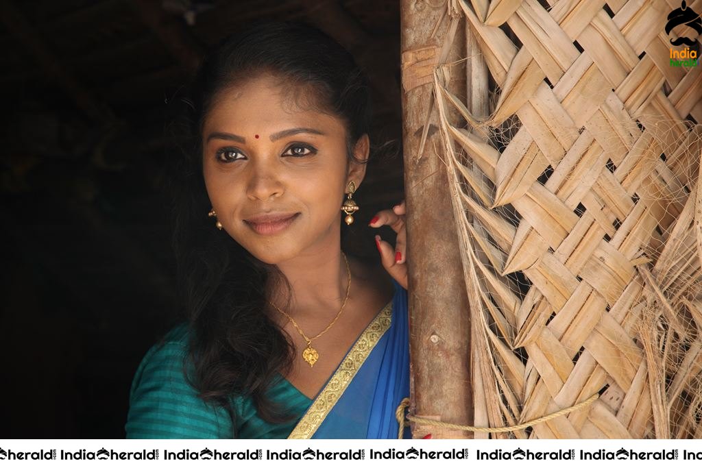 ENAKKU ONNU THERINJAAKANUM Movie Stills Set 4