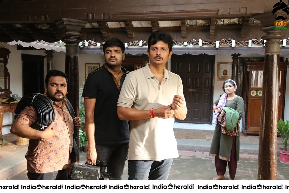 Jiiva and Riya Suman in Seeru Movie Stills and Working Stil