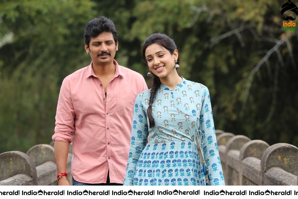 Jiiva and Riya Suman in Seeru Movie Stills and Working Stil