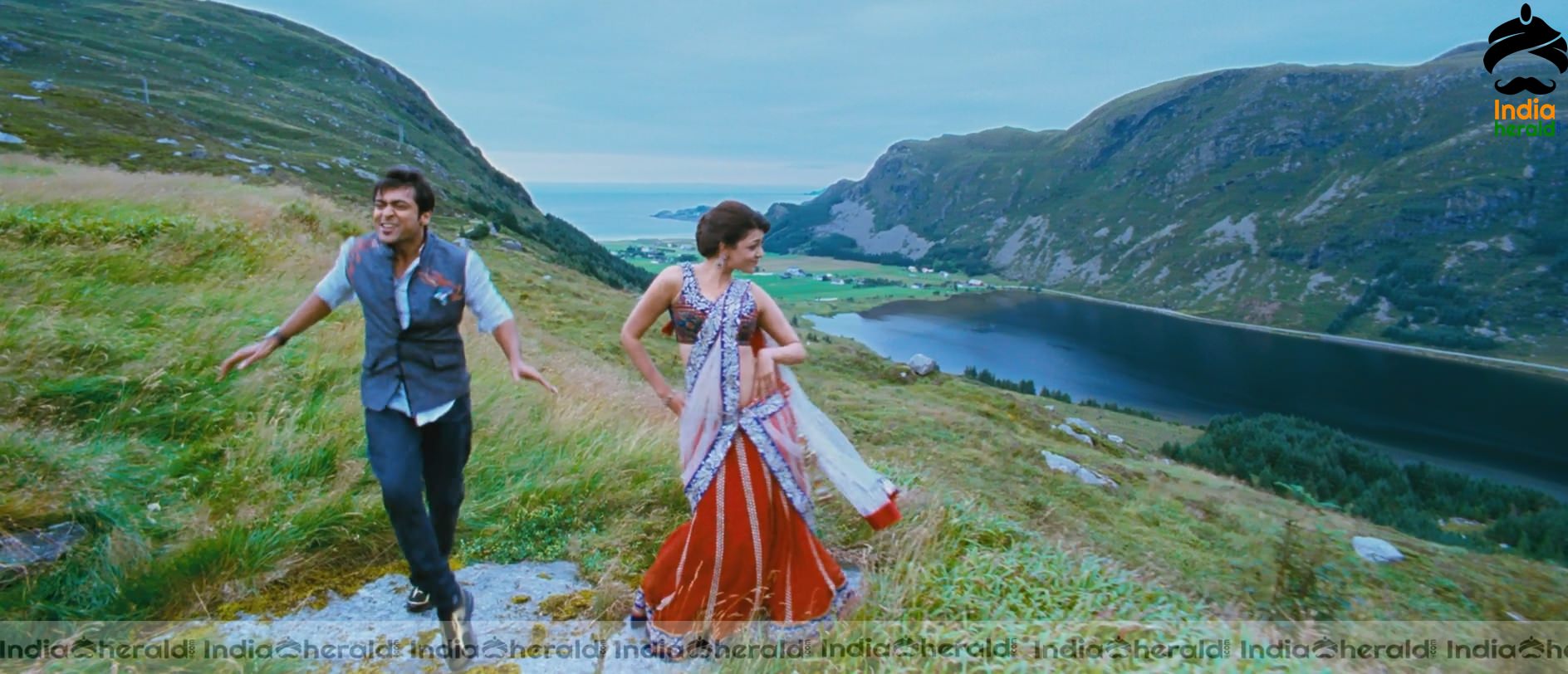Kajal Aggarwal Showing Her Hot Midriff and Cleavage in a Se