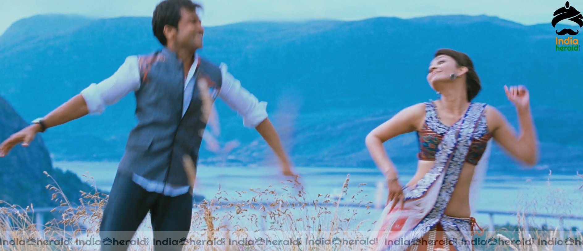 Kajal Aggarwal Showing Her Hot Midriff and Cleavage in a Se