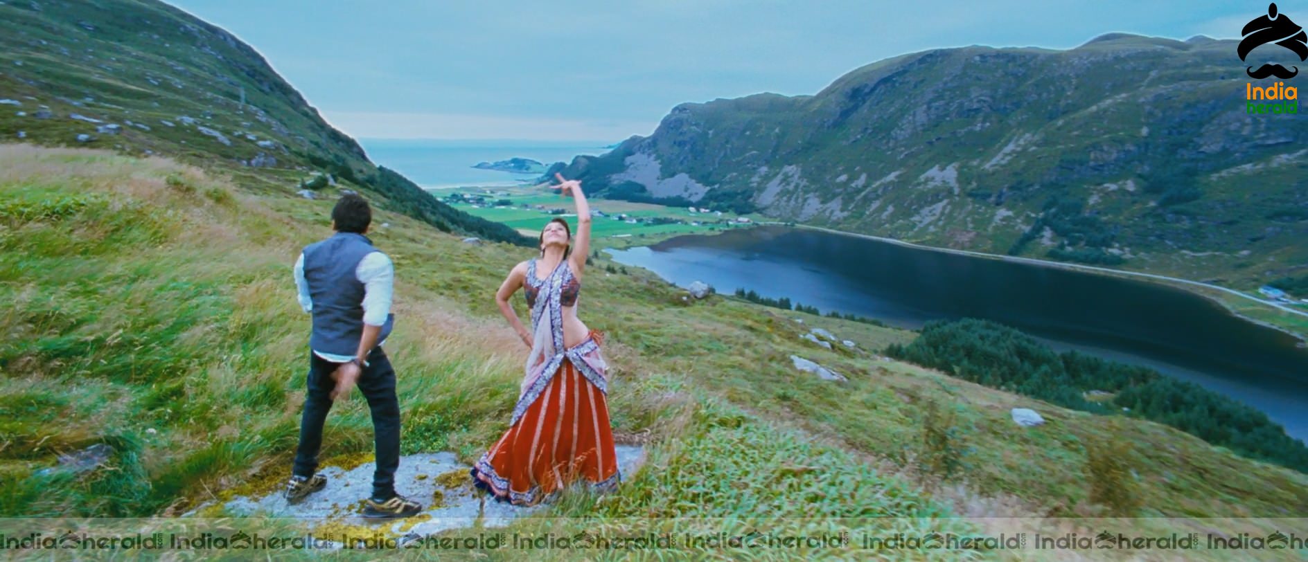 Kajal Aggarwal Showing Her Hot Midriff and Cleavage in a Se