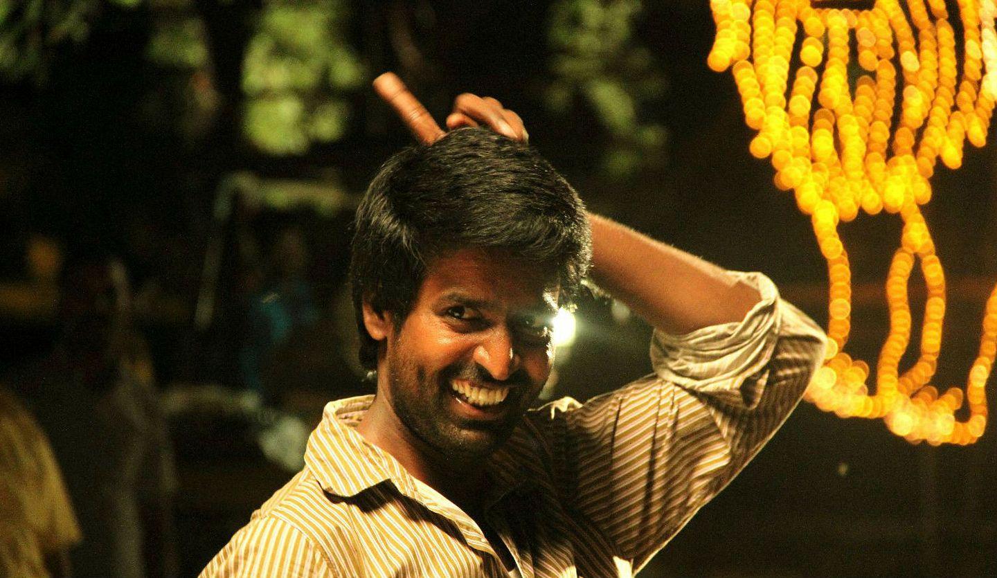 Paakkanum Pola Irukku Movie Stills