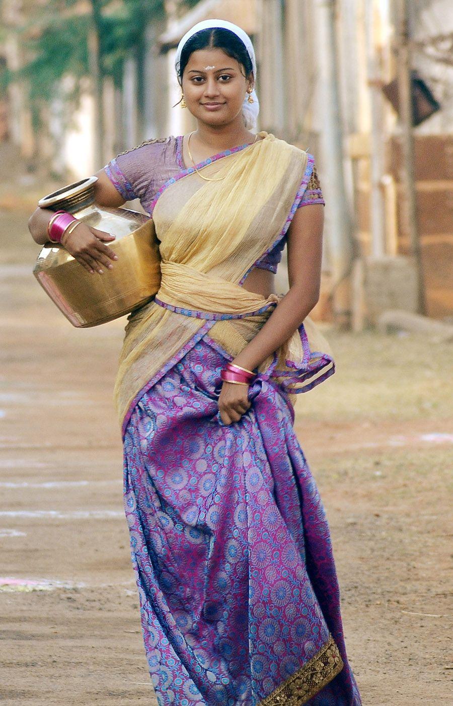 Paakkanum Pola Irukku Movie Stills
