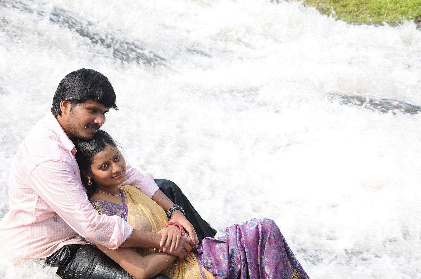 Paakkanum Pola Irukku Movie Stills