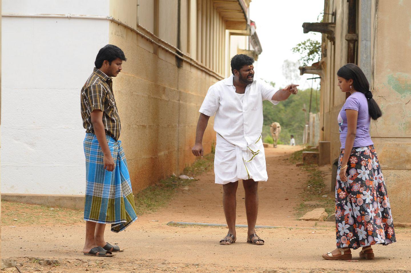 Paakkanum Pola Irukku Movie Stills