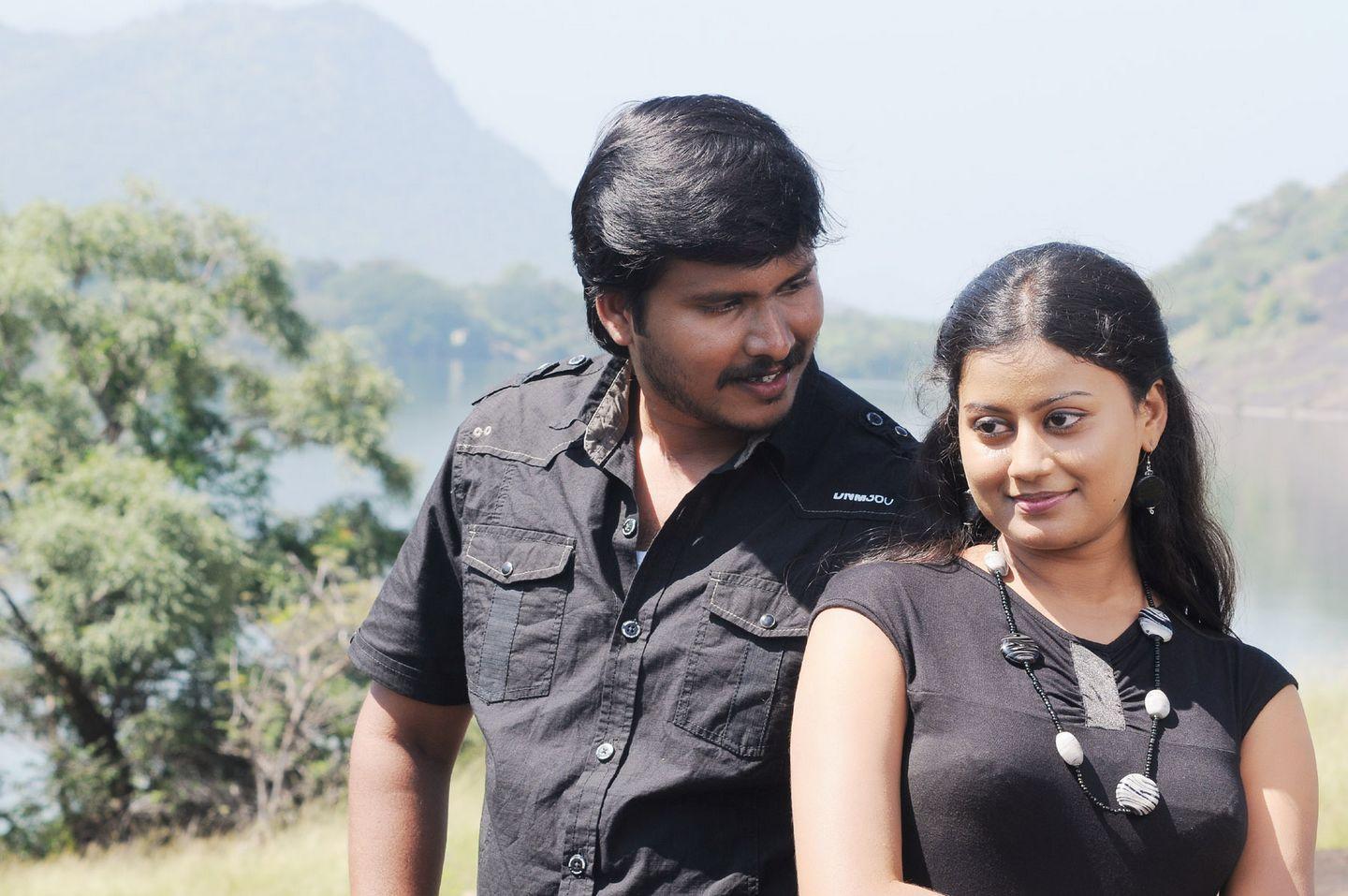 Paakkanum Pola Irukku Movie Stills