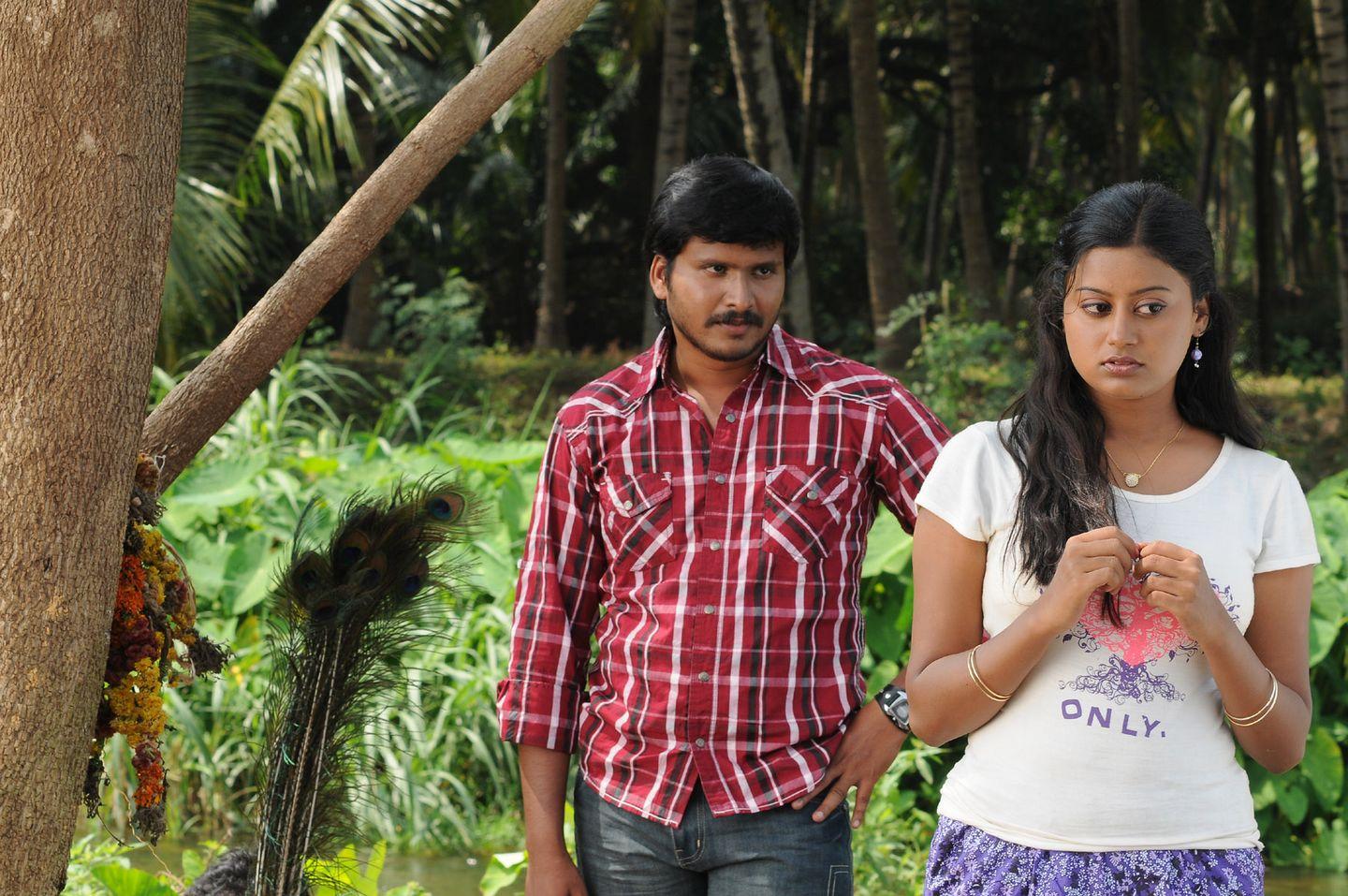 Paakkanum Pola Irukku Movie Stills