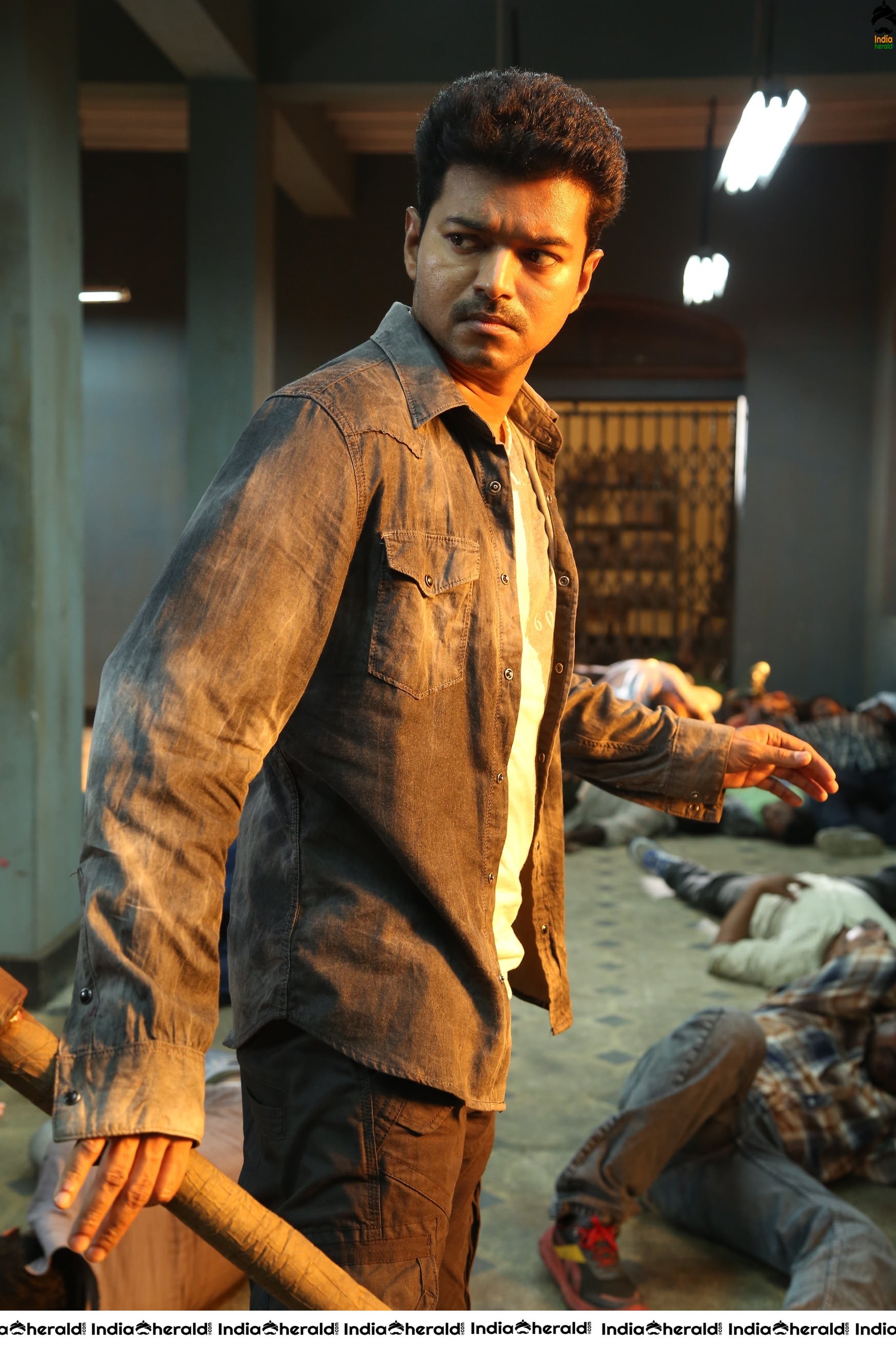 Ilayathalapathy Vijay Kathi Images