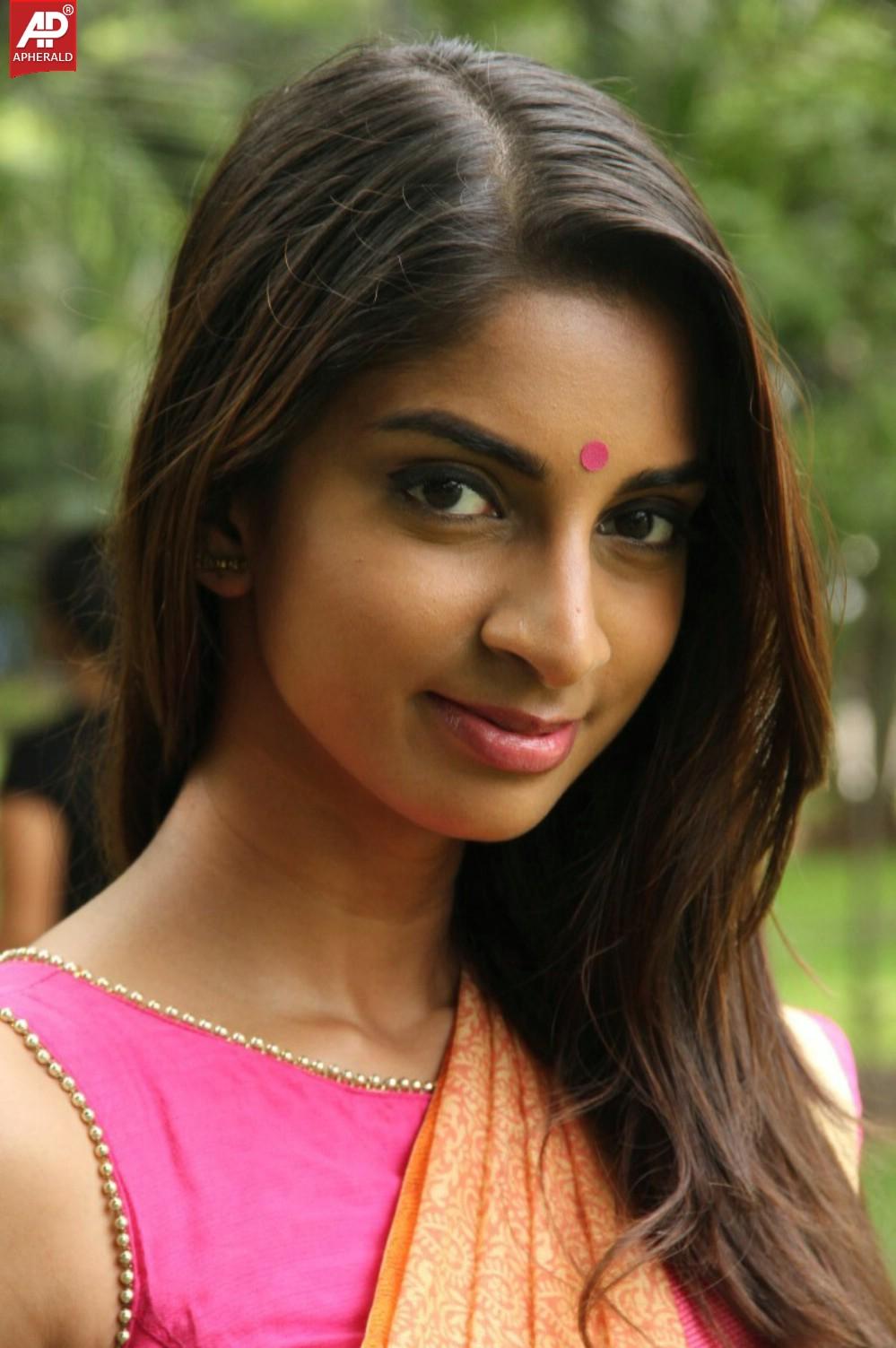 Ahithya Jaganathan Saree Pics