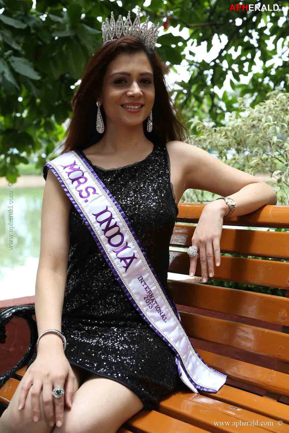 Amita Piyush Motwani Photos