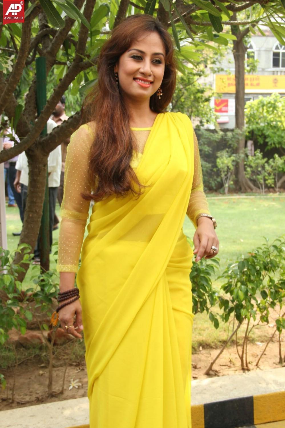 Maanu Stills in Yellow Saree