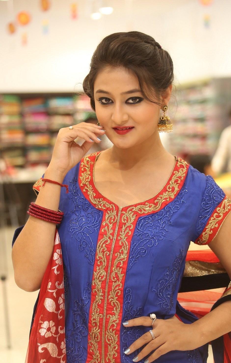 Nilofer New Pretty Smile Images