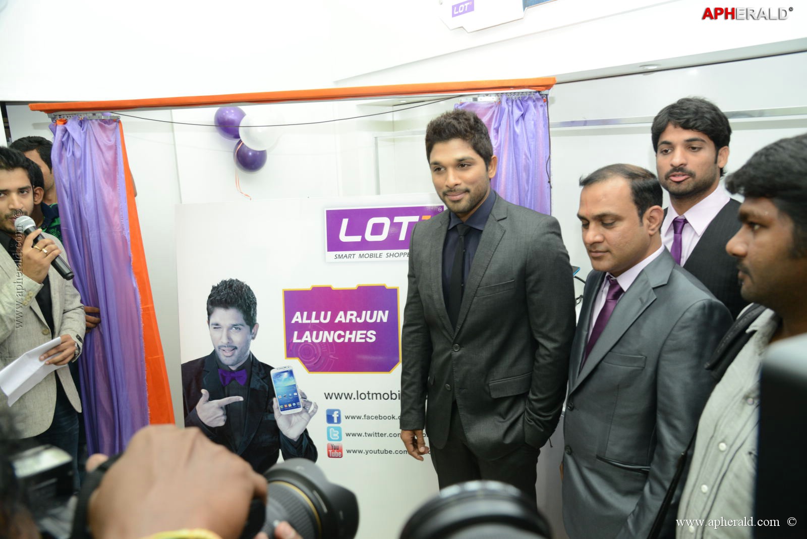 Allu Arjun at Lot Mobile Shop Opening