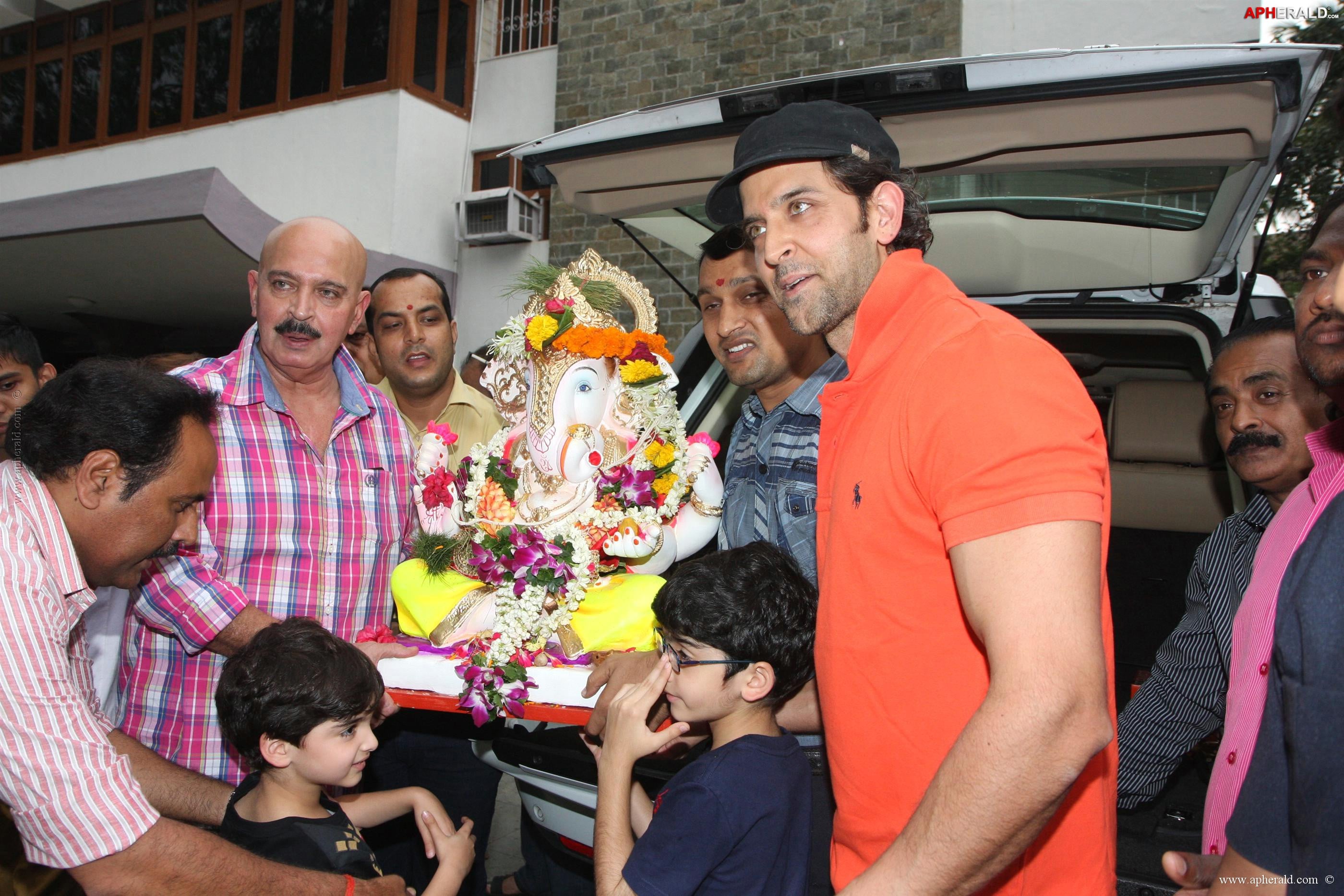 Hrithik Roshan & Shilpa Shetty at Ganpati Visarjan