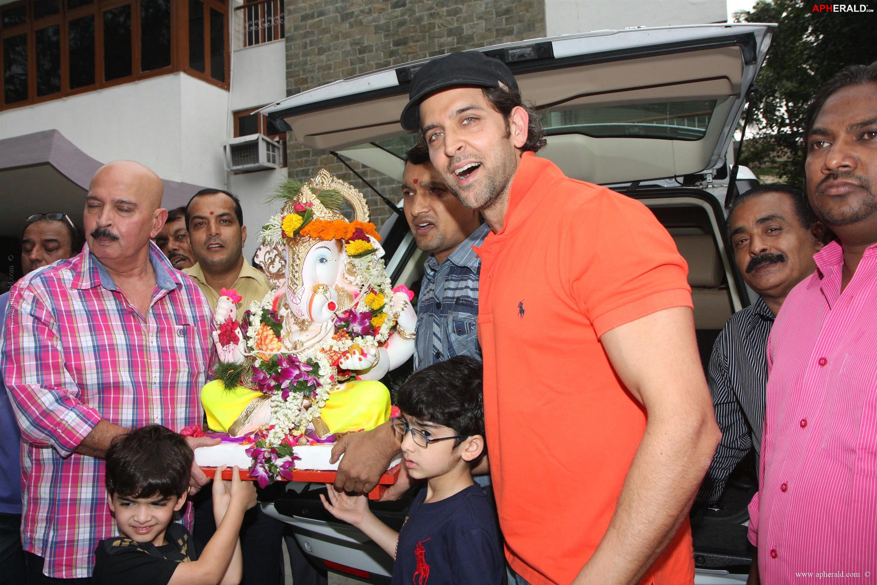 Hrithik Roshan & Shilpa Shetty at Ganpati Visarjan