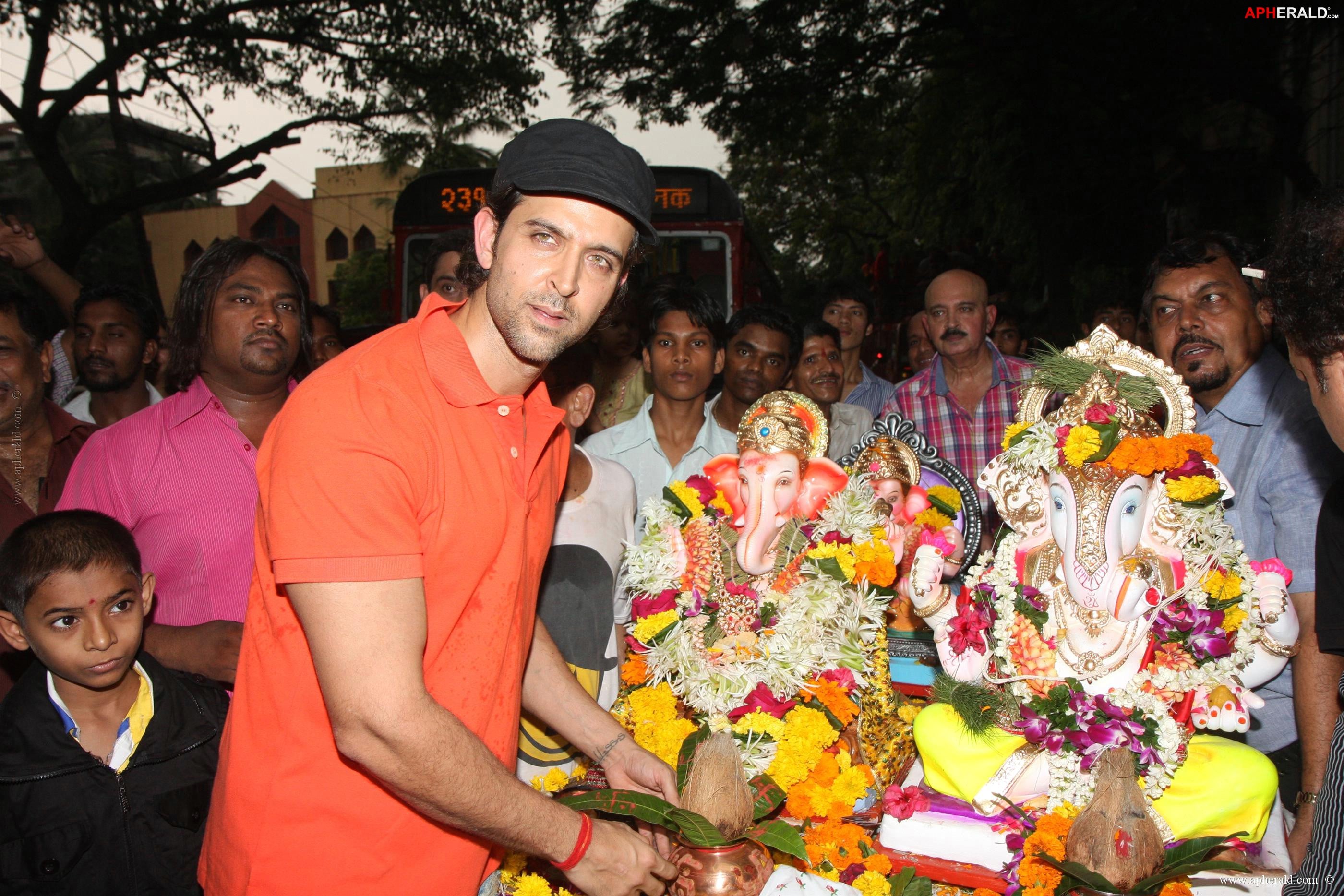 Hrithik Roshan & Shilpa Shetty at Ganpati Visarjan