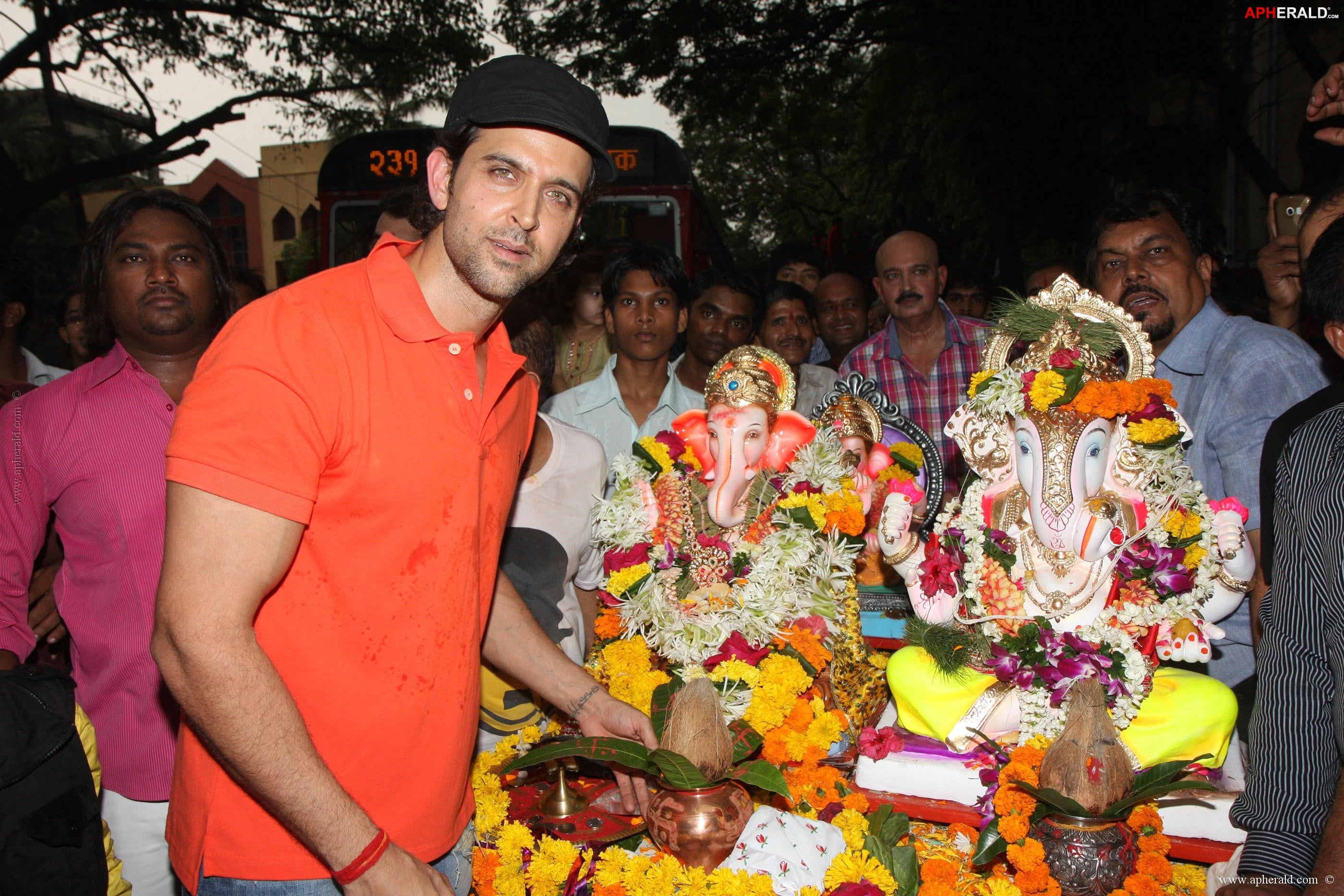 Hrithik Roshan & Shilpa Shetty at Ganpati Visarjan