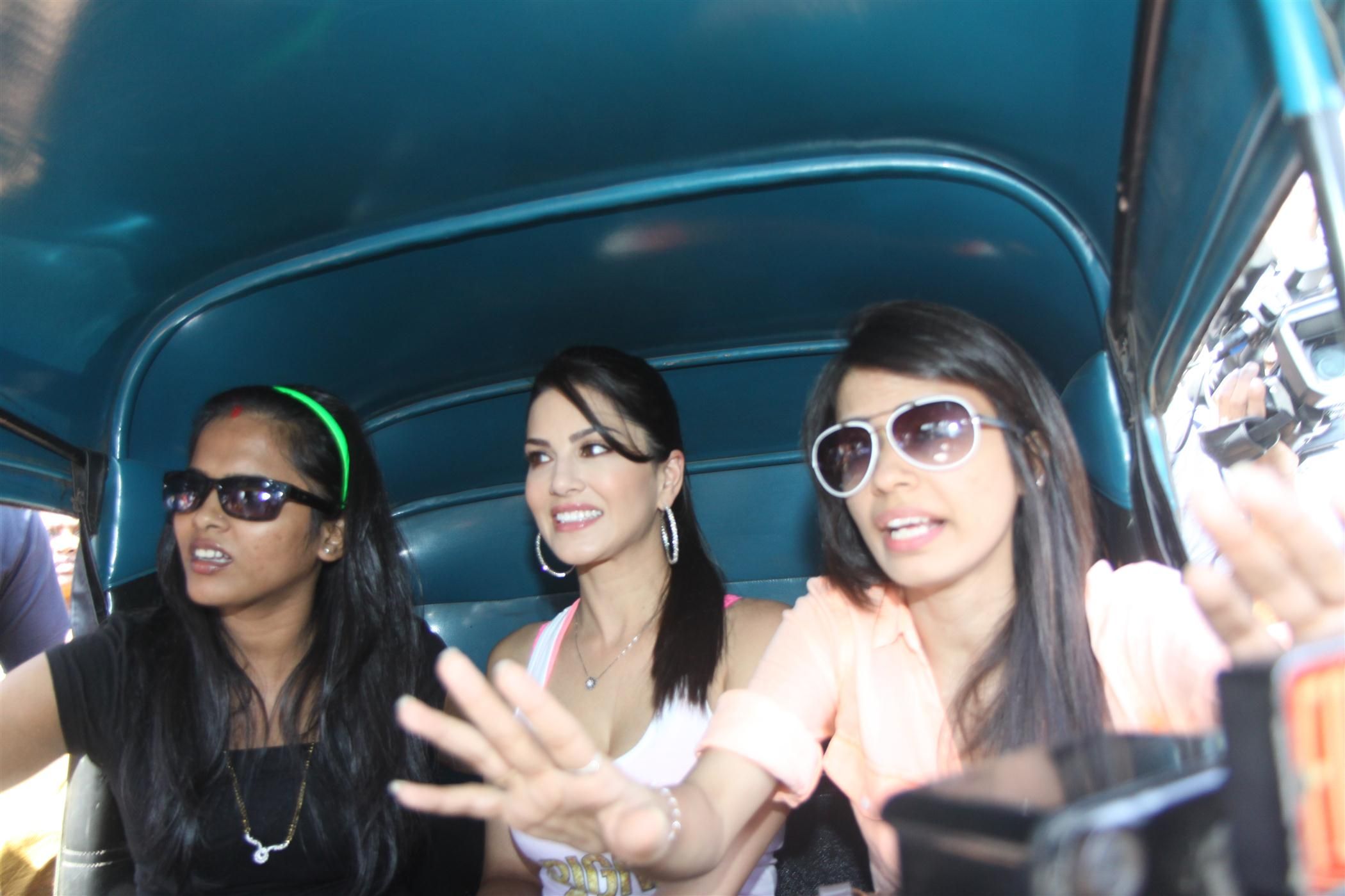Sunny Leone at RAGINI MMS 2 with auto rickshaws