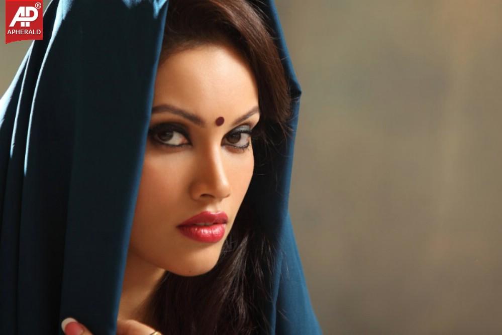 Nikki Das Hot Photoshoot