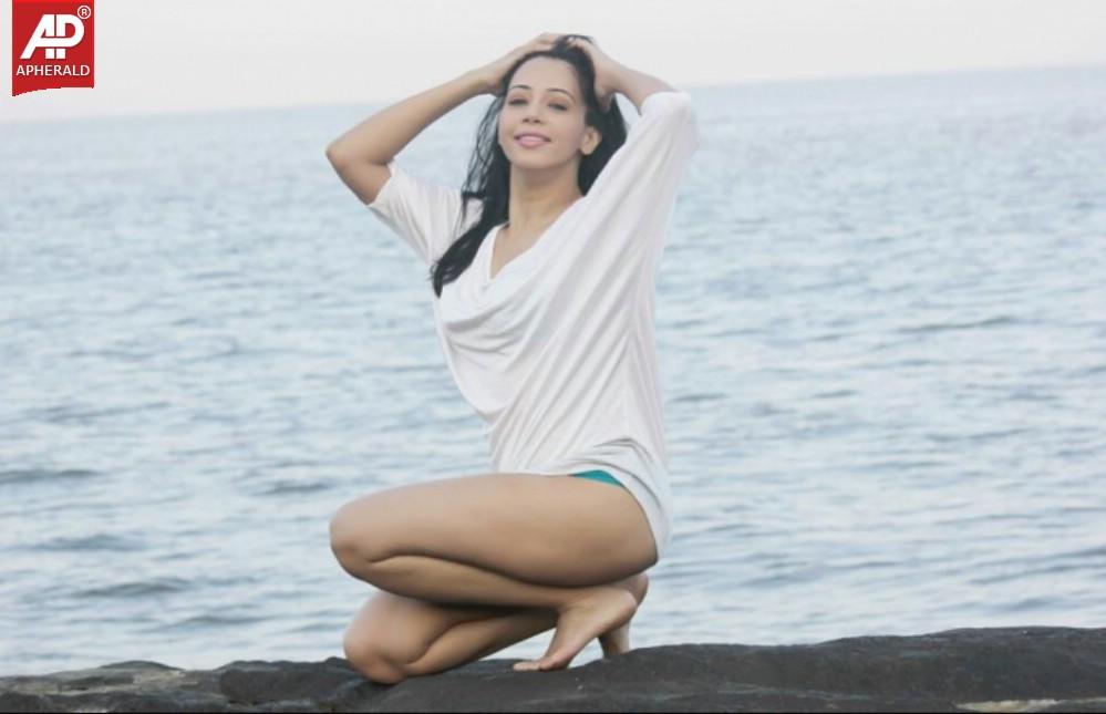 Rozlyn Khan Hot Photos