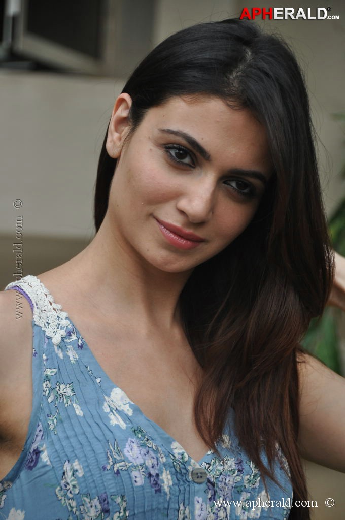 Simran Kaur Spicy Pics